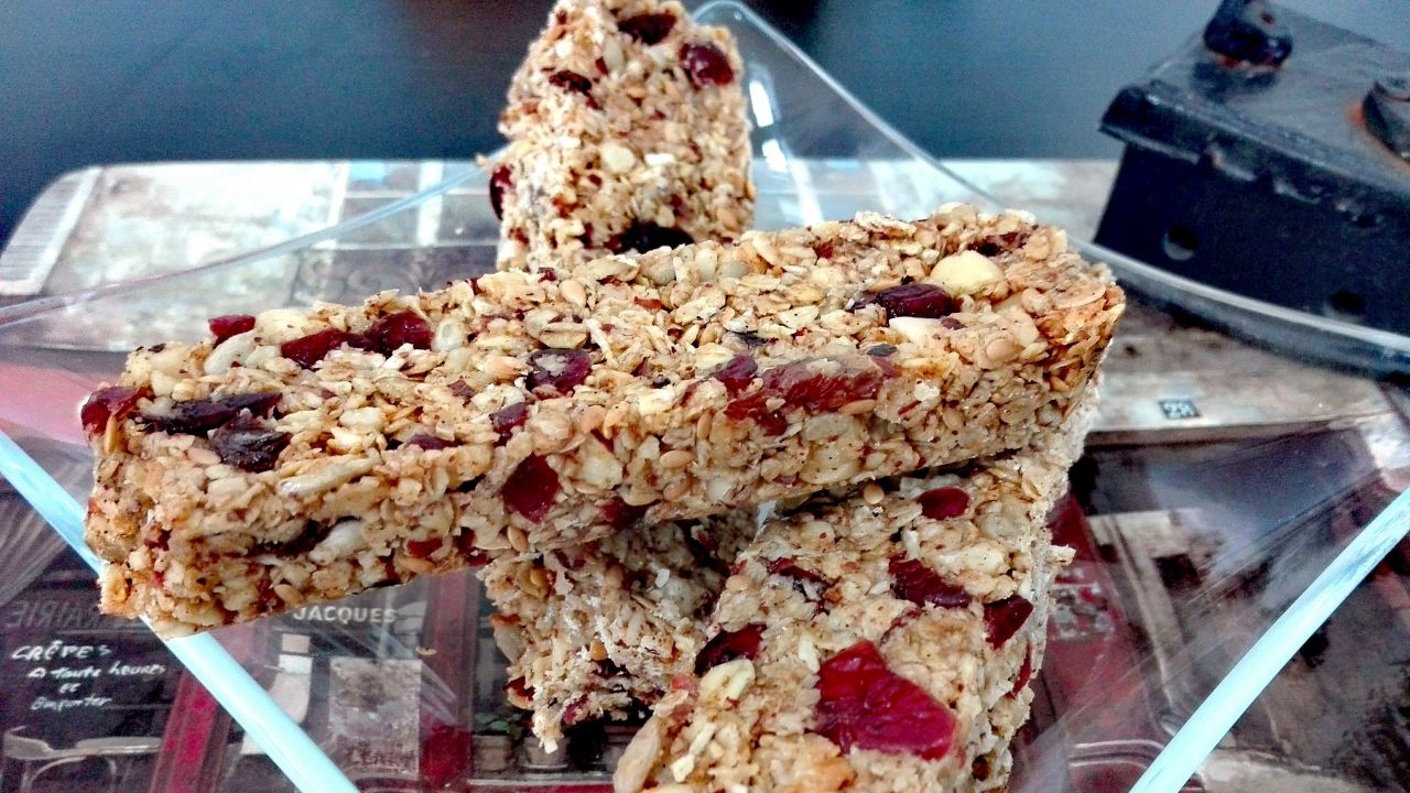 Przepis - Batonik owsiany z bakaliami przepis - Gotujmy.pl