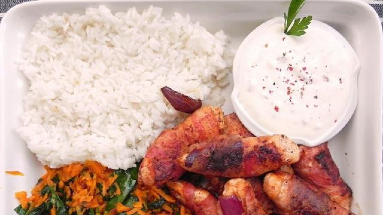 Przepis - Bobaski z kurczaka w boczku wędzonym przepis - Gotujmy.pl