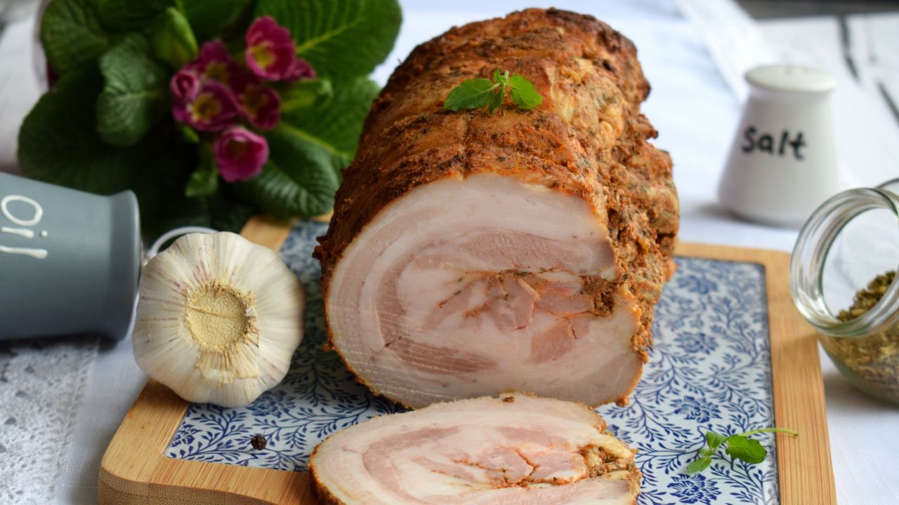 Przepis - Boczek rolowany pieczony na cebuli przepis - Gotujmy.pl