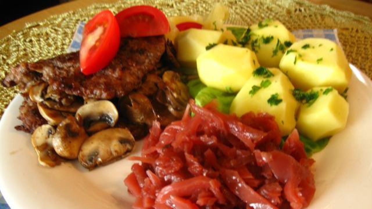 Przepis - Bryzol wołowy z pieczarkami przepis - Gotujmy.pl