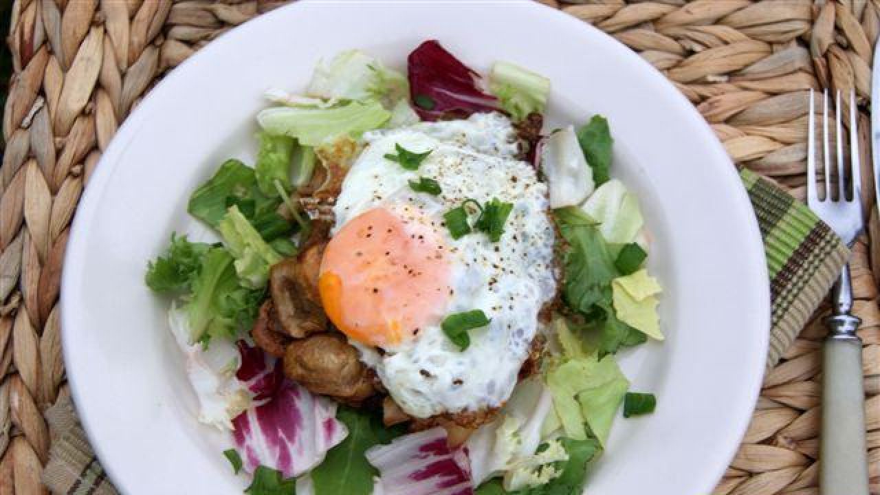 Przepis - Bryzol z pieczarkami i jajkiem przepis - Gotujmy.pl