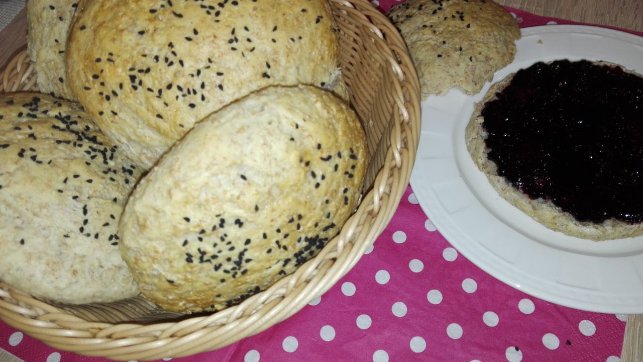 Przepis - Bułki grahamki przepis - Gotujmy.pl