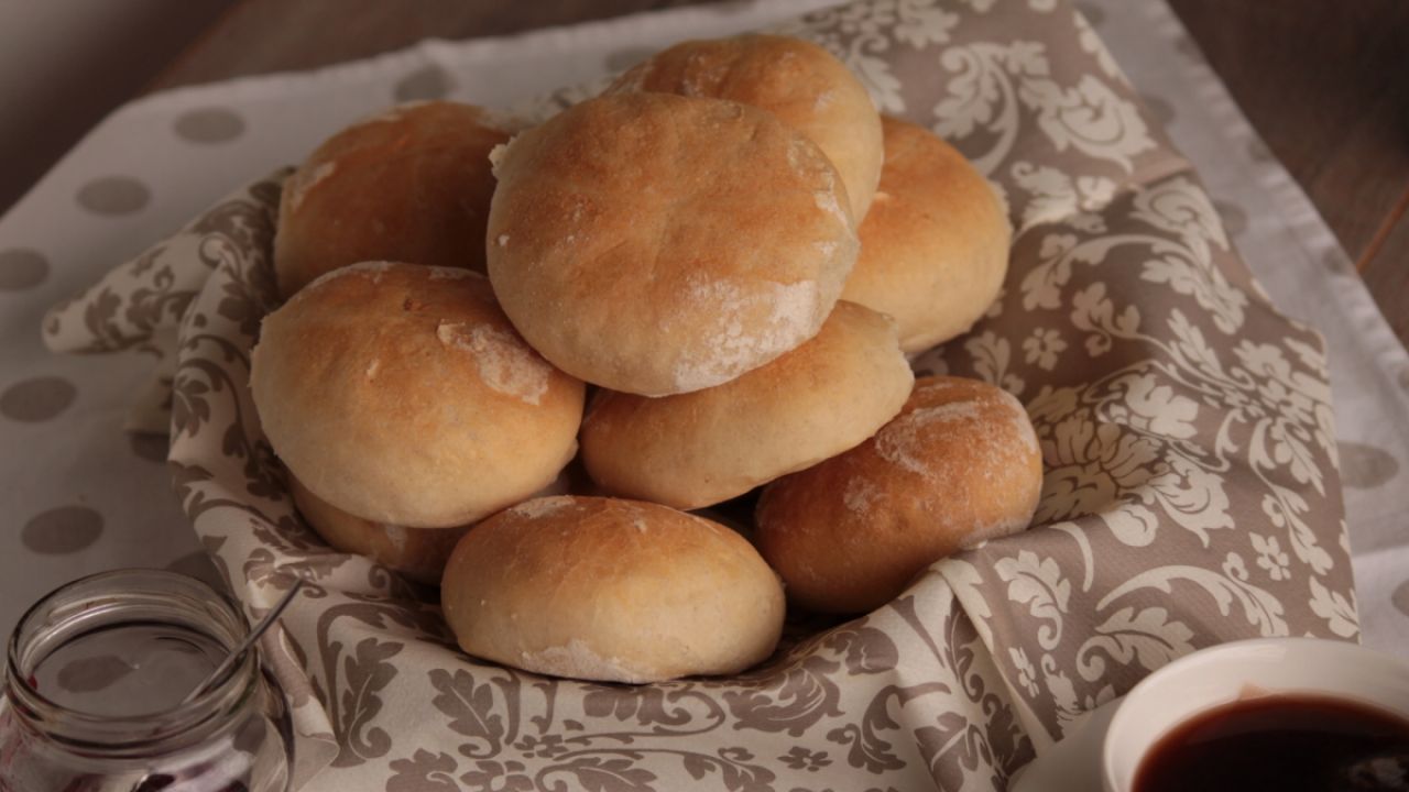 Przepis - Bułki typu kajzerka przepis - Gotujmy.pl