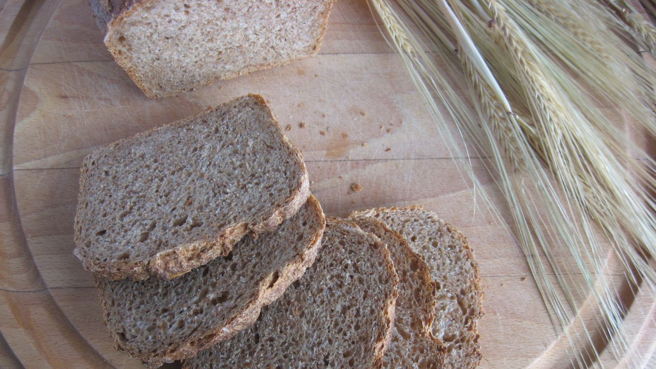 Przepis - Chleb razowy z otrębami żytnimi przepis - Gotujmy.pl