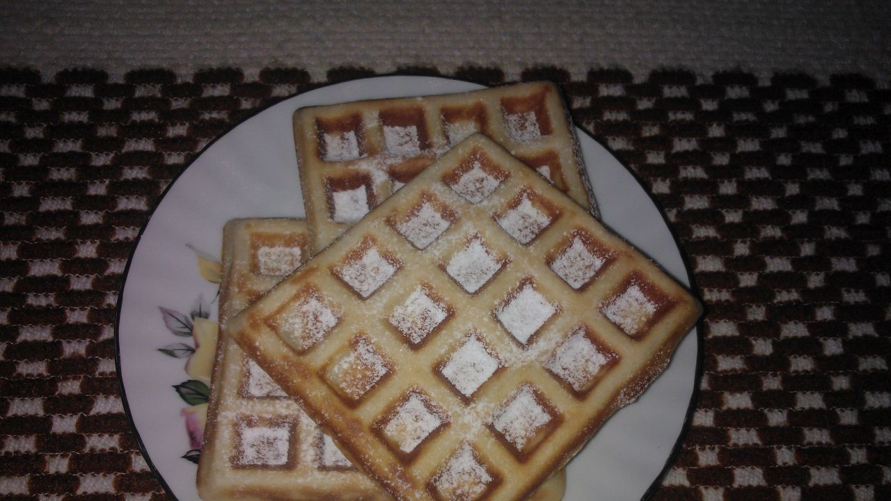 Przepis - Chrupiące gofry z cukrem pudrem przepis - Gotujmy.pl