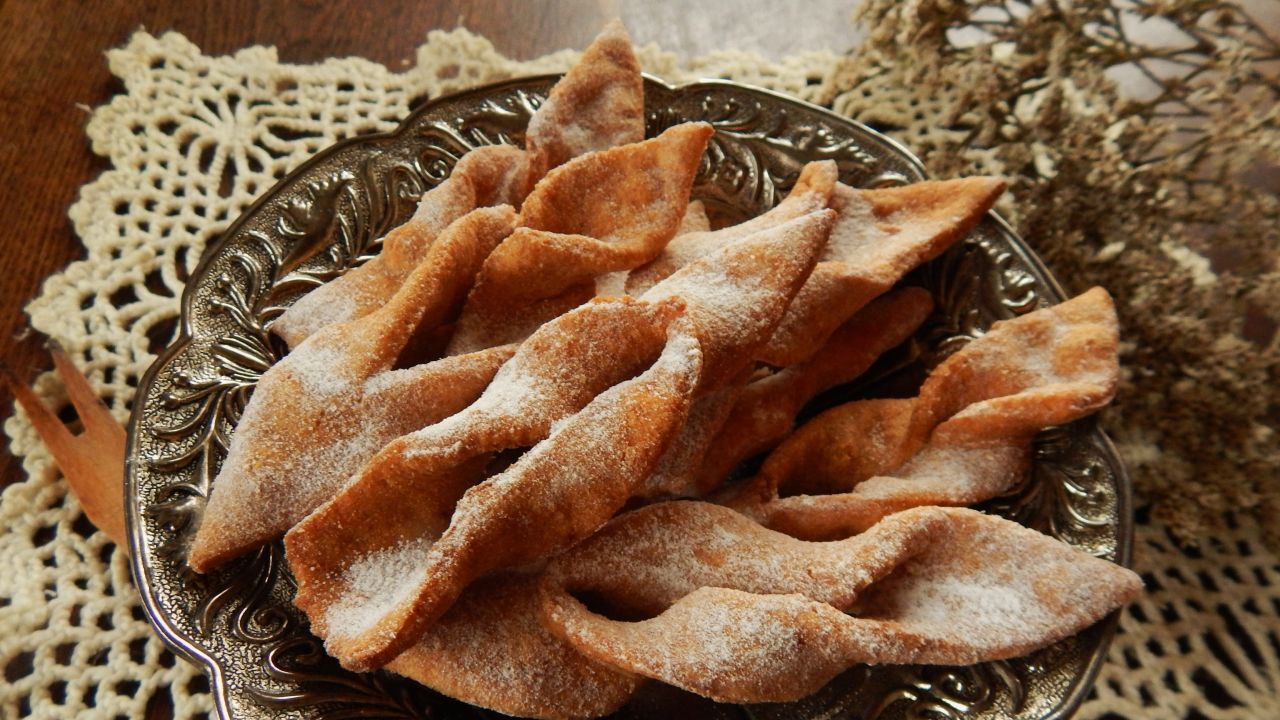 Przepis - Chrust orkiszowy przepis - Gotujmy.pl