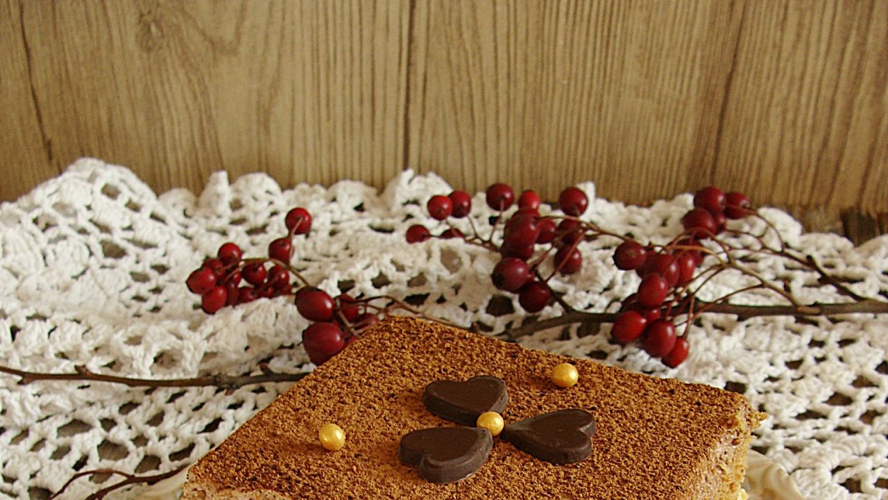 Przepis - Ciasto krówka z miodowym kremem i pianką przepis - Gotujmy.pl