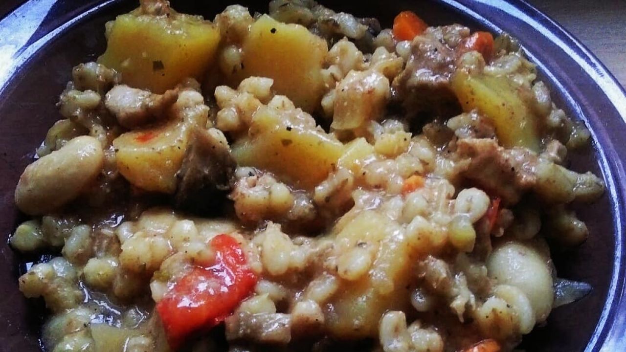 Przepis - Czulent - żydowska potrawa jednogarnkowa przepis - Gotujmy.pl