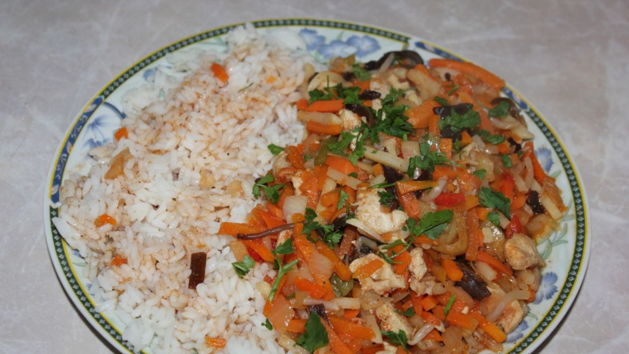 Przepis - Danie chińskie z ryżem przepis - Gotujmy.pl