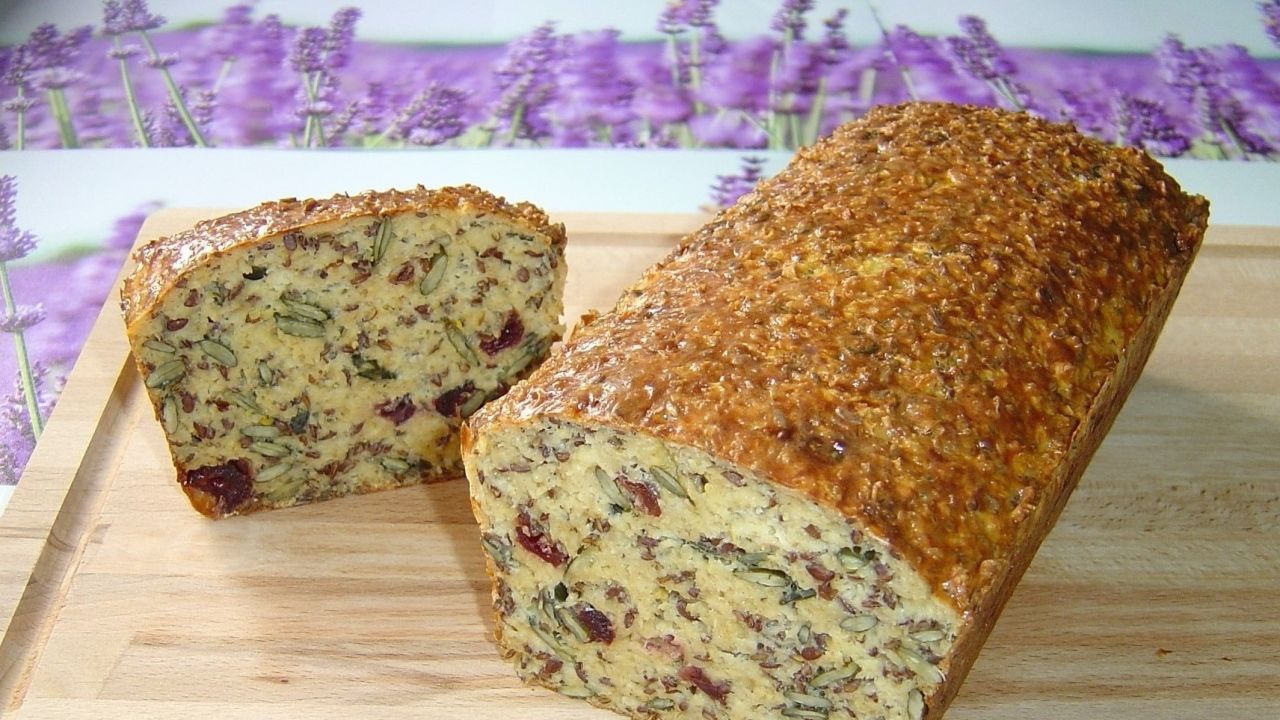 Przepis - Dietetyczny proteinowy chlebek twarogowy przepis - Gotujmy.pl