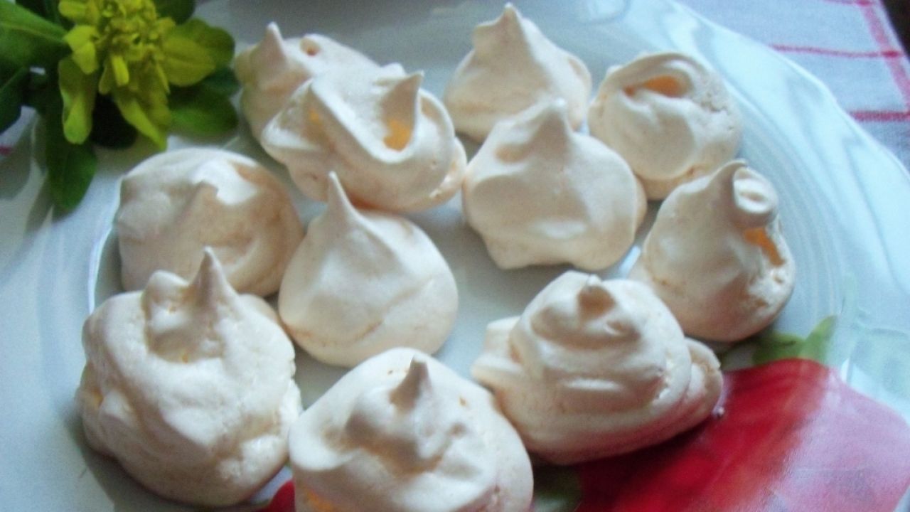 Przepis - Domowe chrupiące bezy przepis - Gotujmy.pl