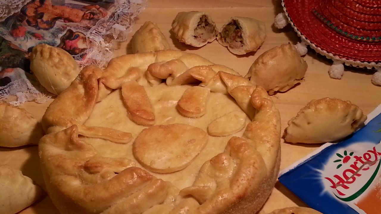 Przepis - Empanada z tuńczykiem i papryką chipotle przepis - Gotujmy.pl