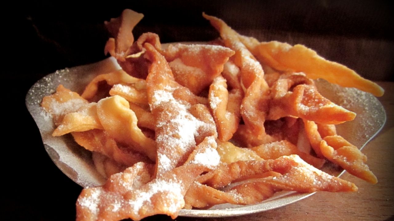 Przepis - Faworki / chrust/ o smaku amaretto przepis - Gotujmy.pl