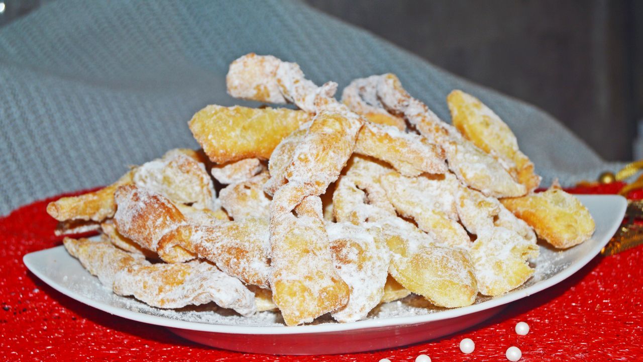 Przepis - Faworki (chrusty) z mascarpone przepis - Gotujmy.pl