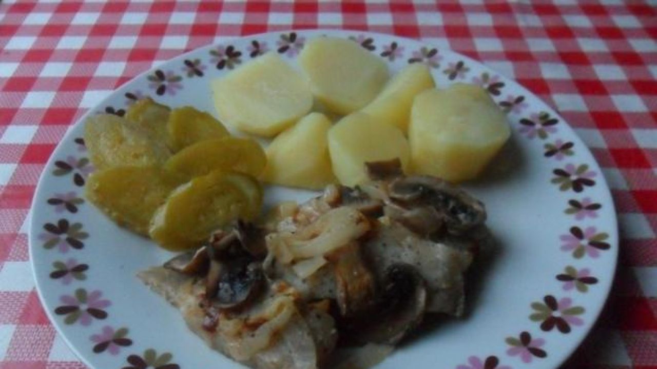 Przepis - Filet z mintaja zapiekany z cebulą przepis - Gotujmy.pl