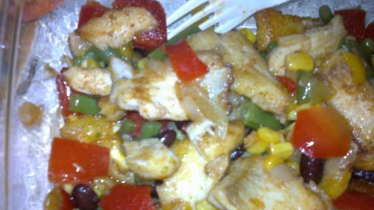 Przepis - Filet z ryby z warzywami z patelni przepis - Gotujmy.pl