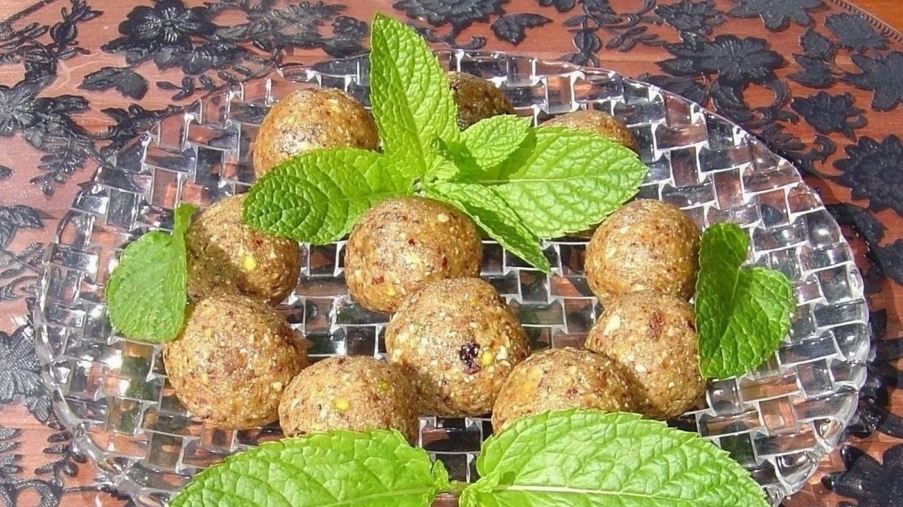 Przepis - Fitness kulki mocy z pistacjami i daktylami przepis - Gotujmy.pl