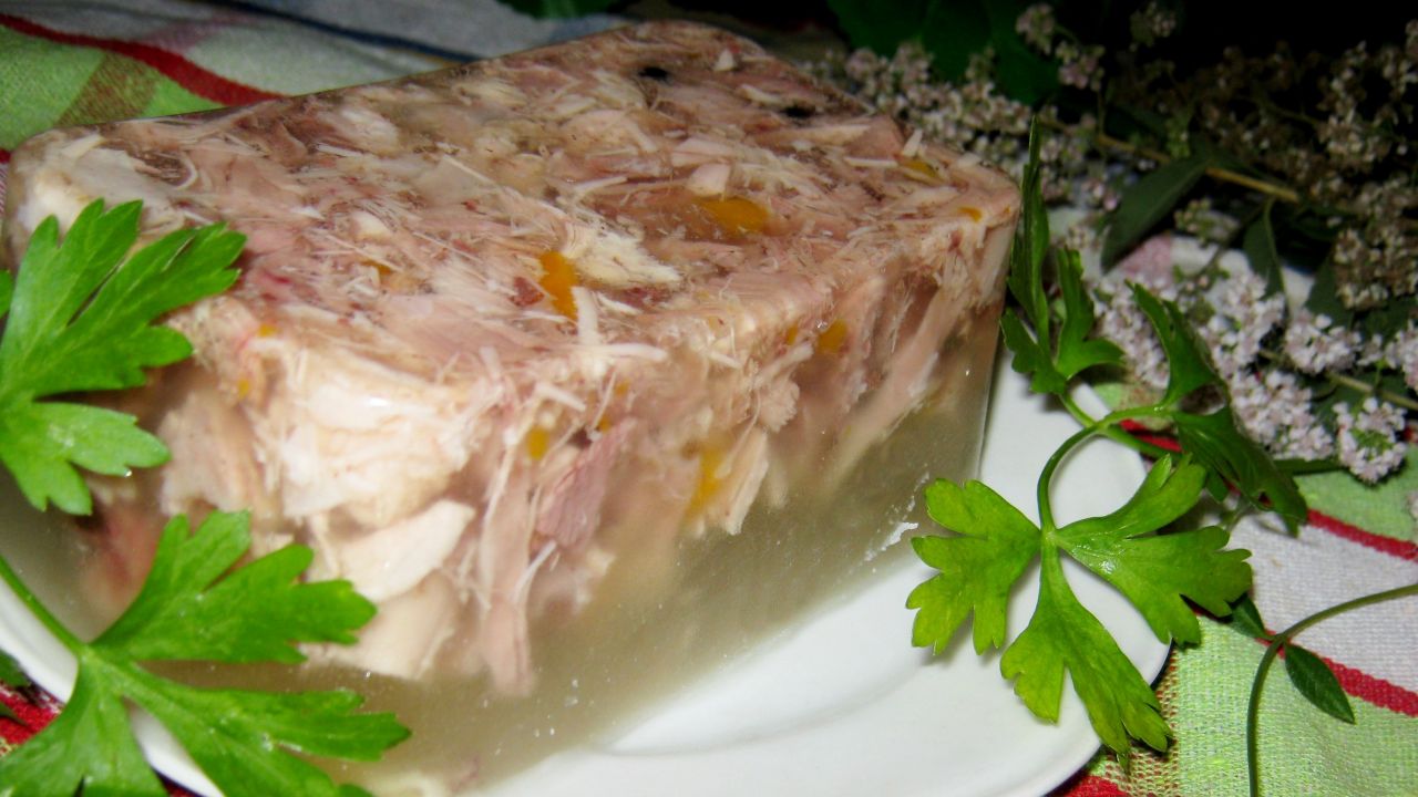 Przepis - Galaretka z mięsem mieszanym przepis - Gotujmy.pl