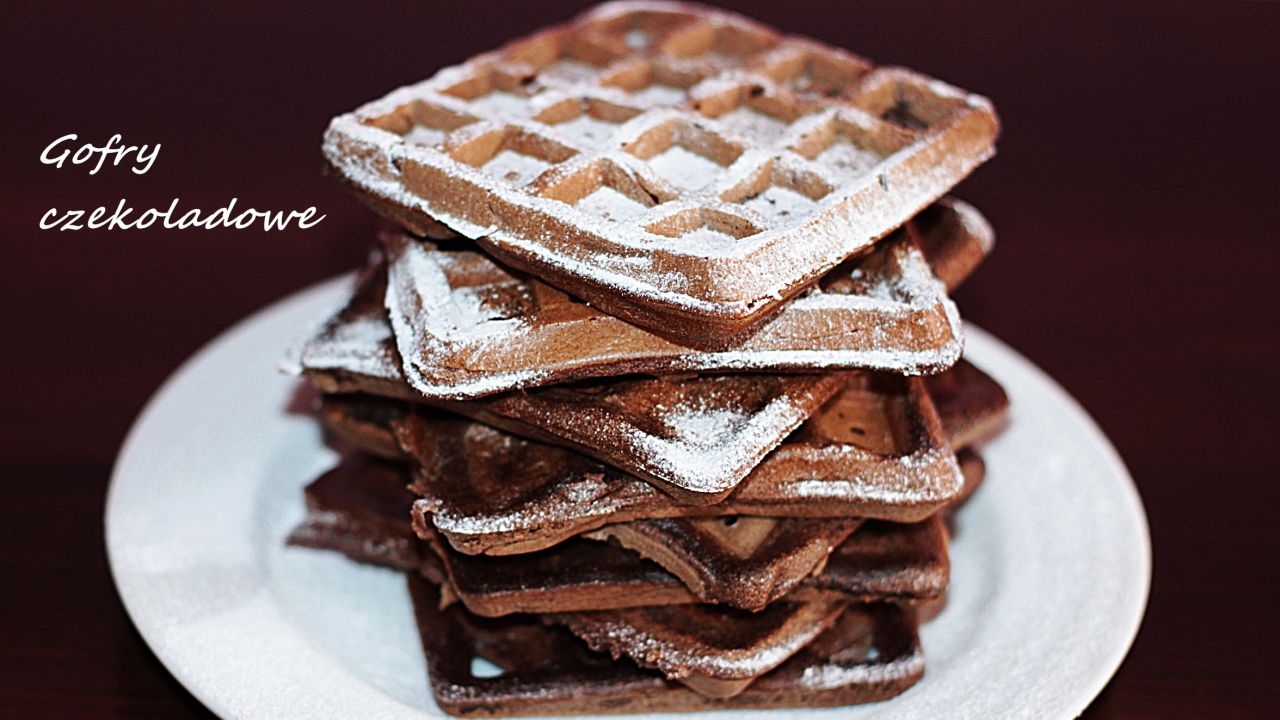 Przepis - Gofry czekoladowe posypane cukrem pudrem przepis - Gotujmy.pl