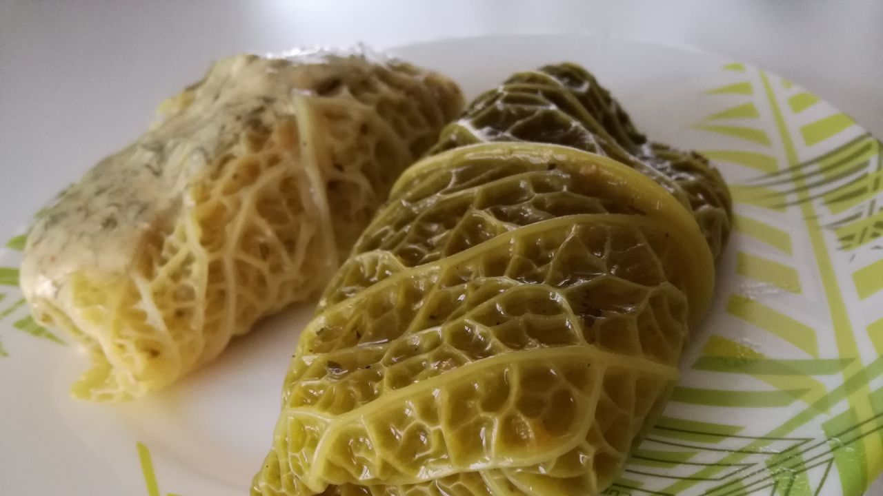 Przepis - Gołąbki z farszem ziemniaczano-marchewkowym przepis - Gotujmy.pl Przepis - Gołąbki z farszem ziemniaczano-marchewkowym przepis - Gotujmy.pl