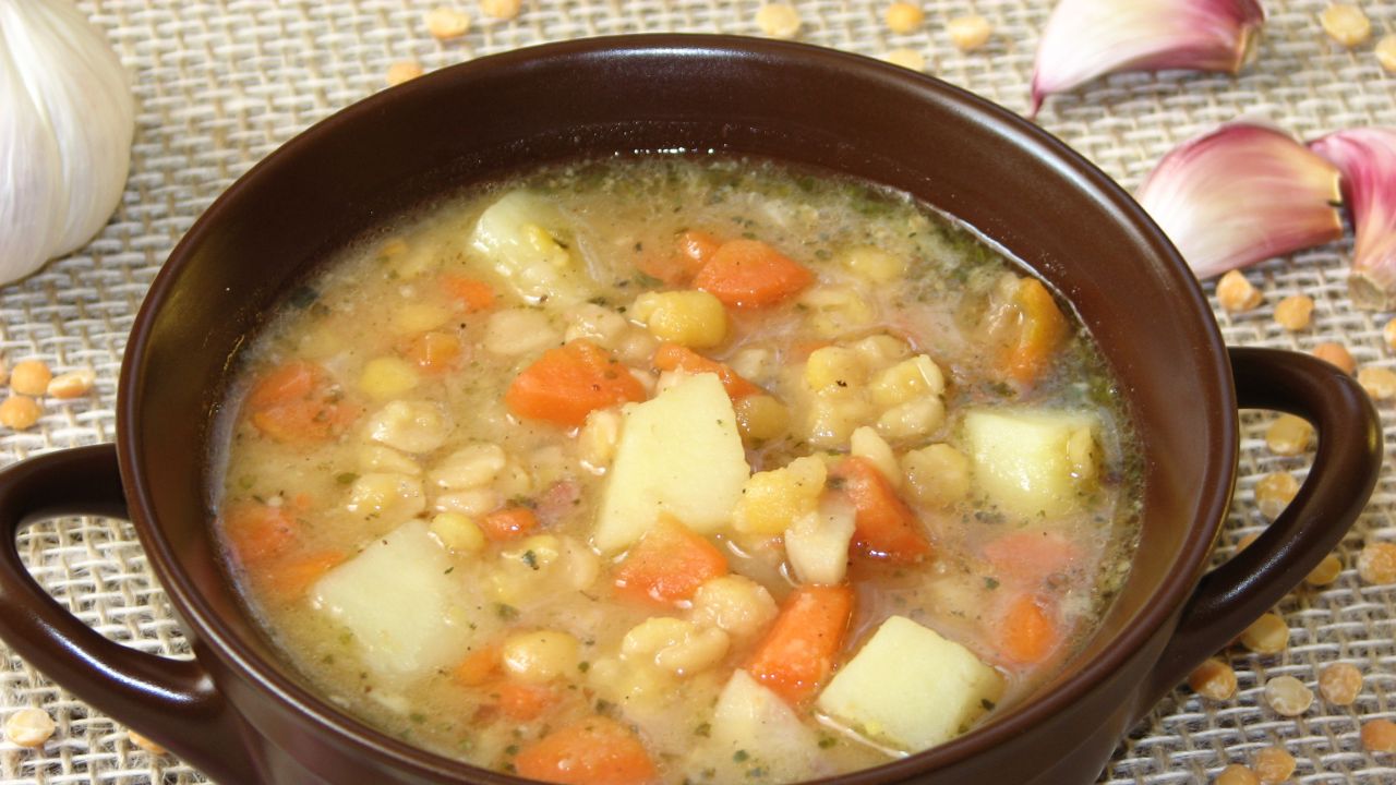 Grochówka na żeberkach wędzonych przepis - Gotujmy.pl