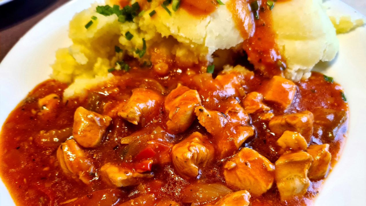 Przepis - Gulasz drobiowy przepis - Gotujmy.pl