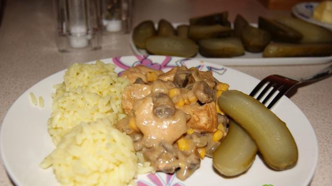 Przepis - Gulasz drobiowy z ryżem przepis - Gotujmy.pl