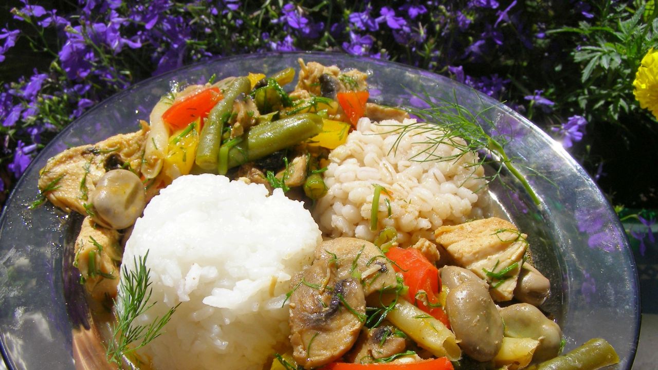 Przepis - Gulasz warzywny z drobiem, ryżem i kaszą przepis - Gotujmy.pl