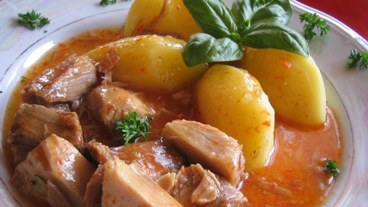 Przepis - Gulasz z lopatki przepis - Gotujmy.pl