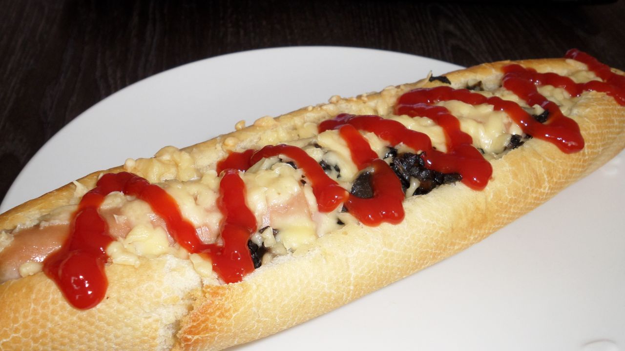 Przepis - Hod-Dog z pieczarkami przepis - Gotujmy.pl