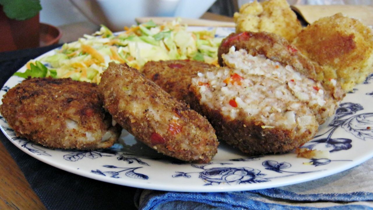 Przepis - Indycze kotlety mielone z ryżem i papryką przepis - Gotujmy.pl