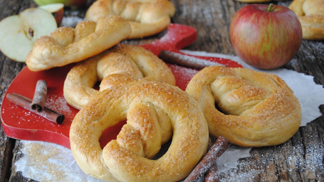Przepis - Jabłkowe precle przepis - Gotujmy.pl