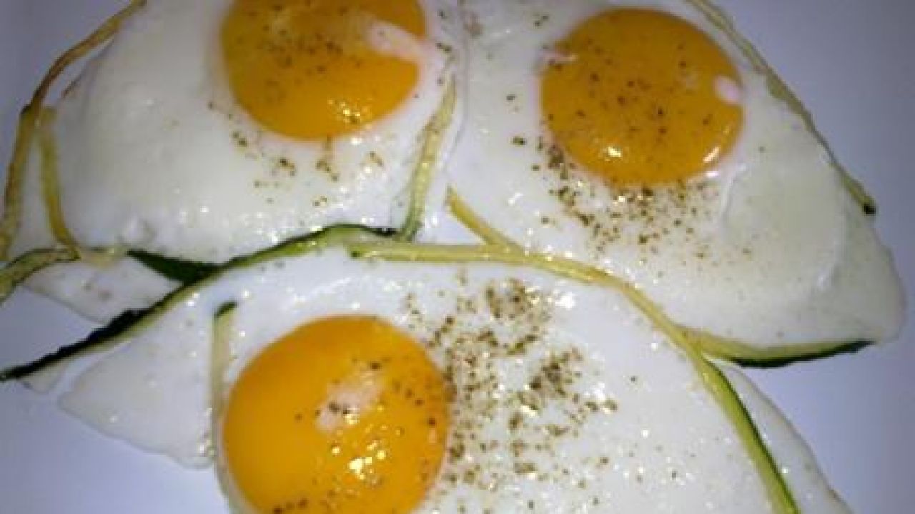 Przepis - Jajka sadzone przepis - Gotujmy.pl