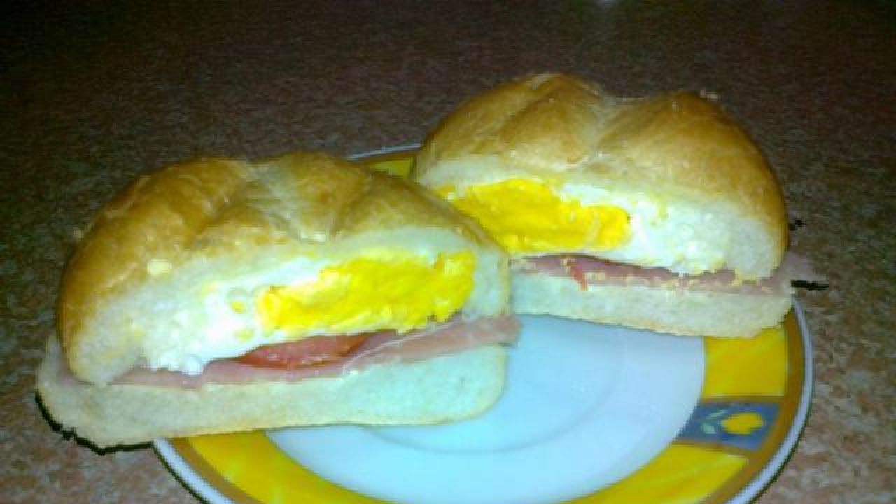 Przepis - Kajzerka z sadzonym jajkiem wewnątrz przepis - Gotujmy.pl
