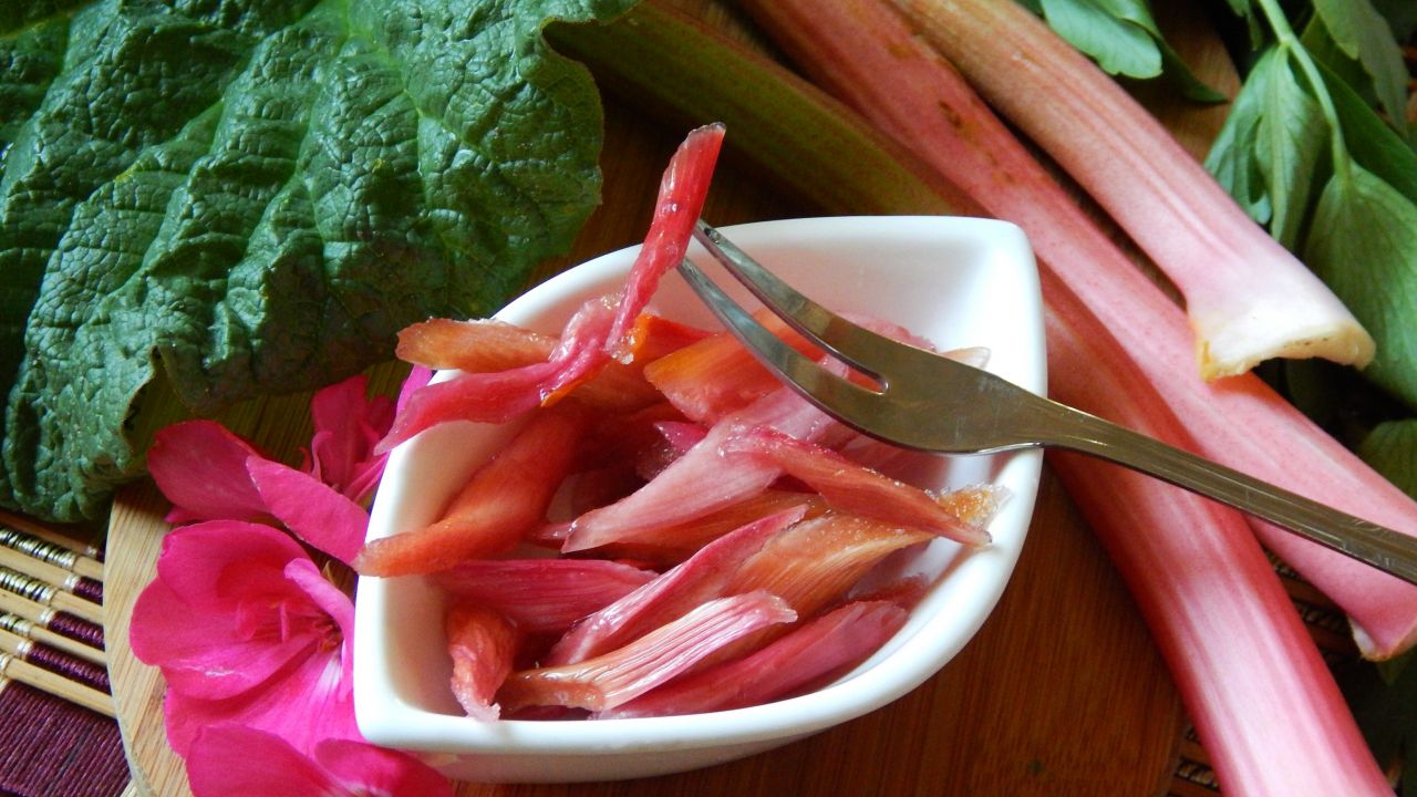 Przepis - Kandyzowany rabarbar do ciast i deserów przepis - Gotujmy.pl