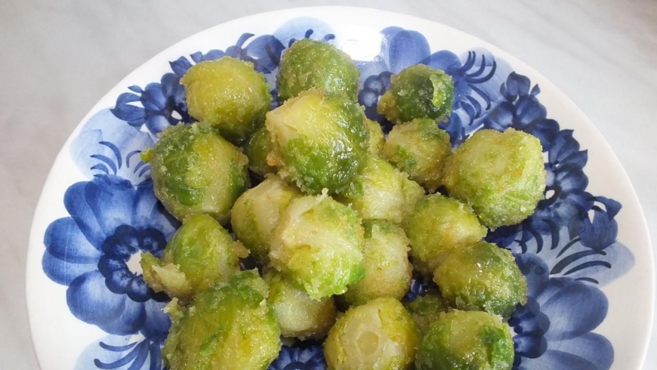 Przepis - Kapusta brukselka w bułce tartej przepis - Gotujmy.pl