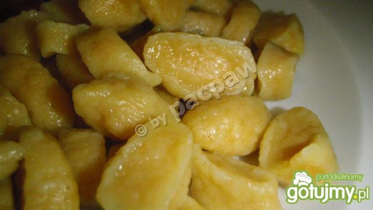Przepis - Kluski csipetke paprykowe przepis - Gotujmy.pl