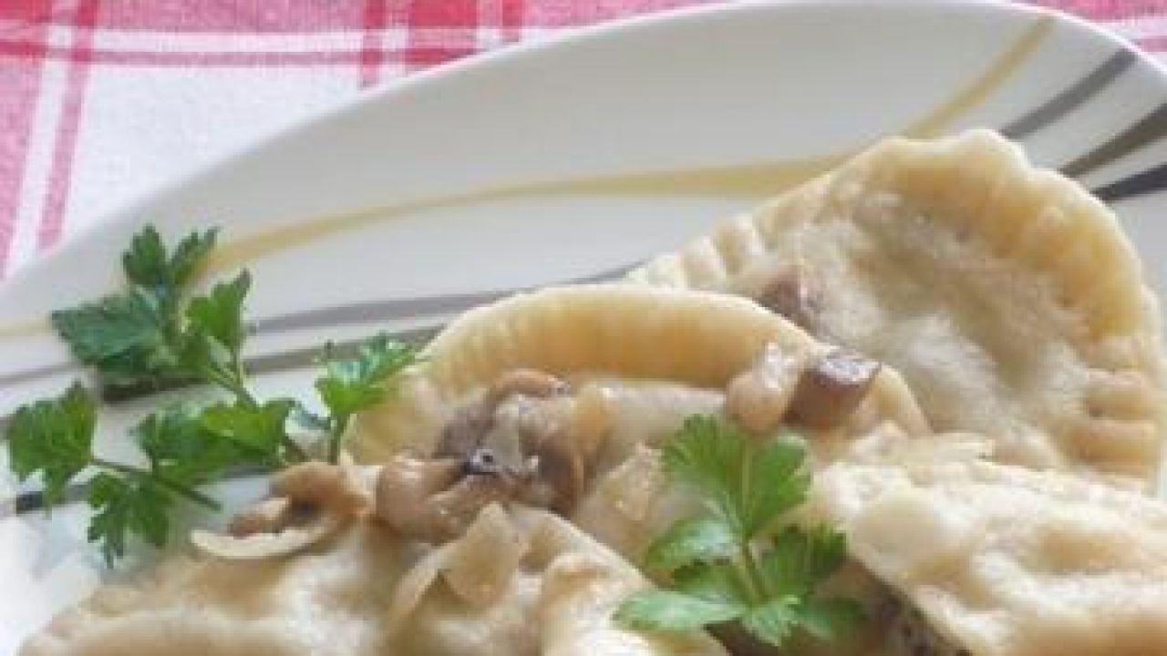 Przepis - Kołduny ze śledziem przepis - Gotujmy.pl