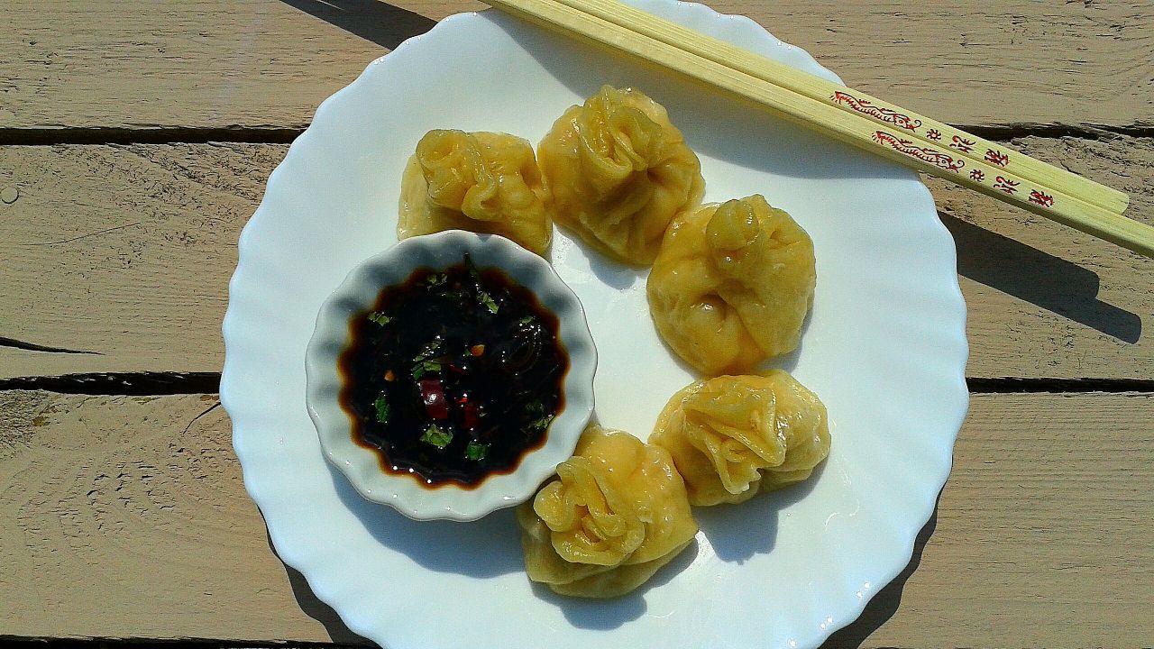 Przepis - Koreańskie pierożki mandu z kurczakiem i porem przepis ...