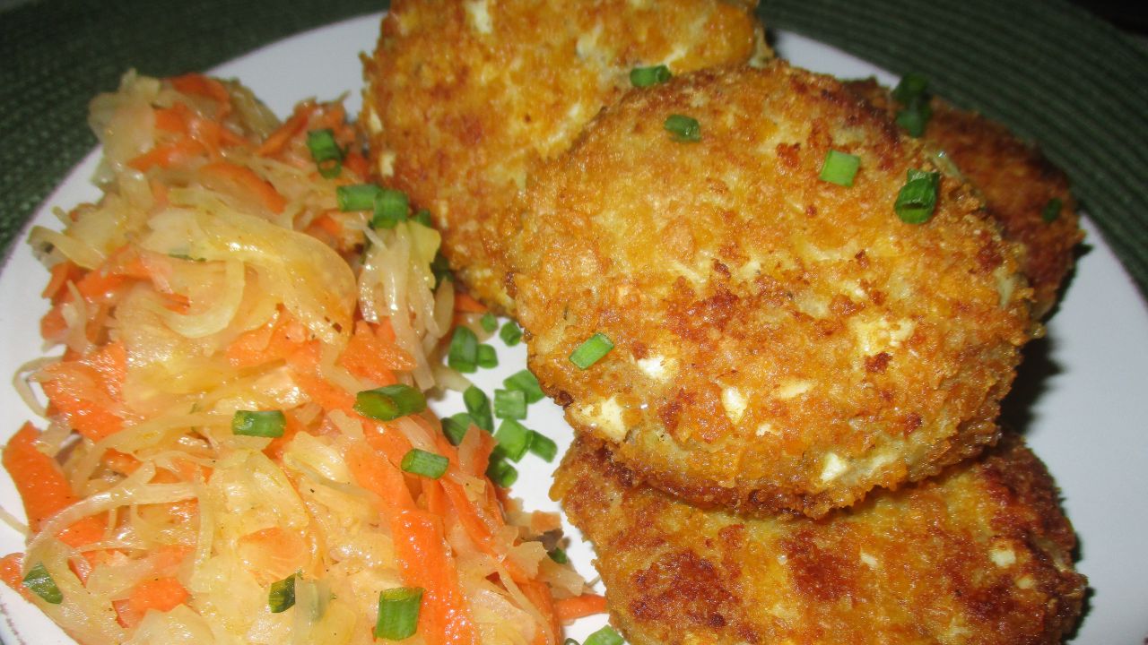 Przepis - Kotlety z mintaja panierowane w płatkach przepis - Gotujmy.pl