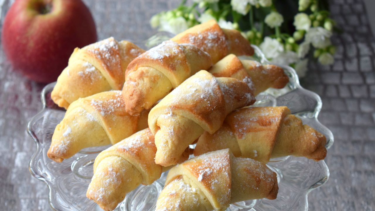 Przepis - Kruche rogaliki waniliowe z jabłkiem przepis - Gotujmy.pl