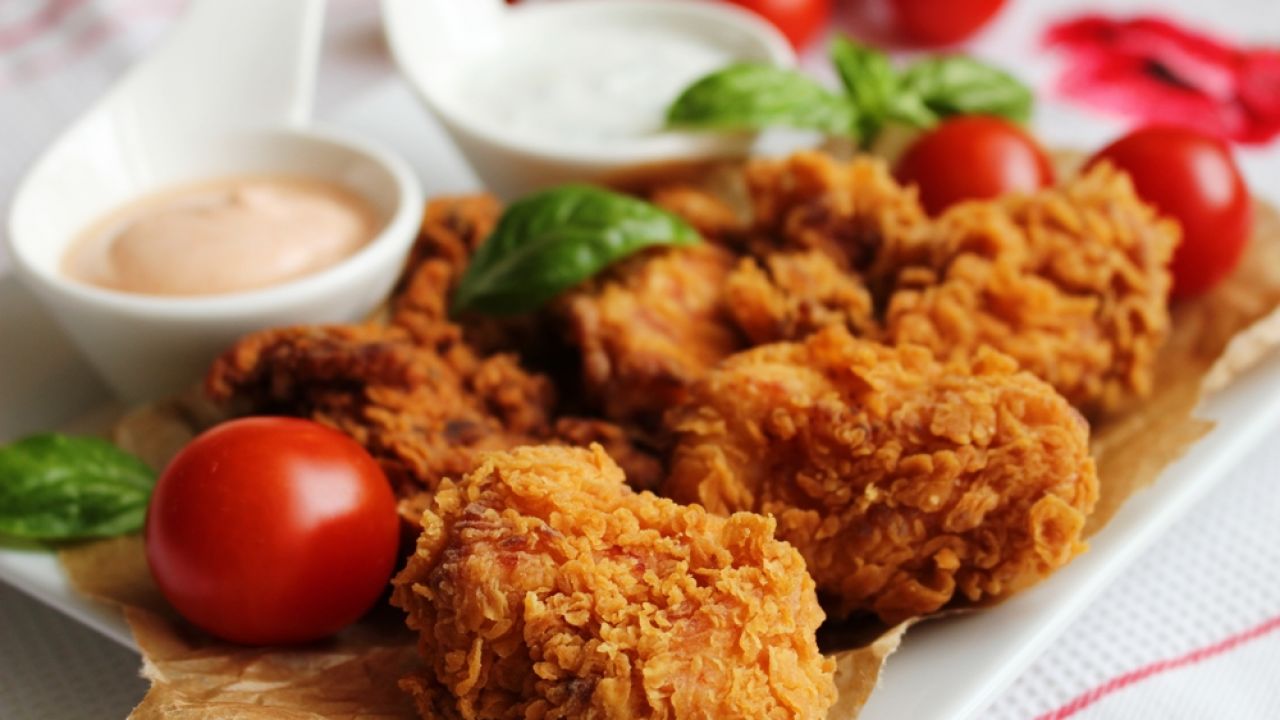 Przepis - Kurczak ala KFC z sosami przepis - Gotujmy.pl