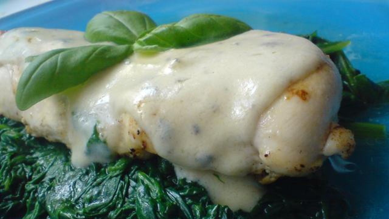 Przepis - Kurczak na szpinaku z serowym sosem przepis - Gotujmy.pl