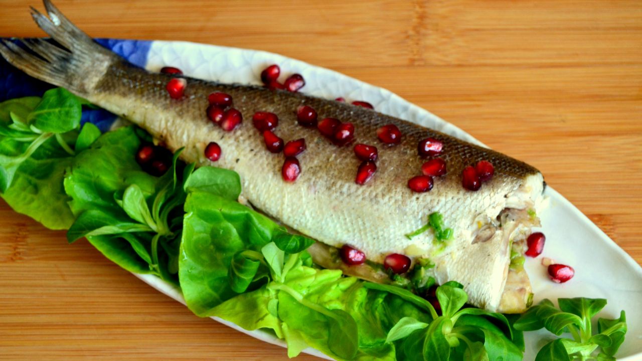 Przepis - Labraks z pestkami granatu oraz czosnkowym masłem przepis ...