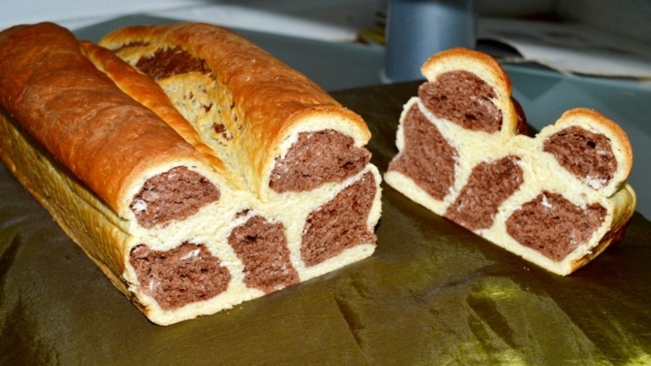 Przepis - Łaciata maślana chałka przepis - Gotujmy.pl