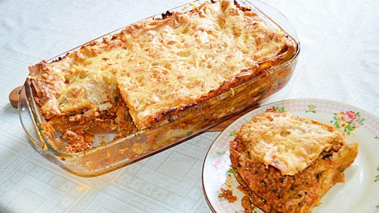 Przepis - Lazania z sosem beszamelowym przepis - Gotujmy.pl