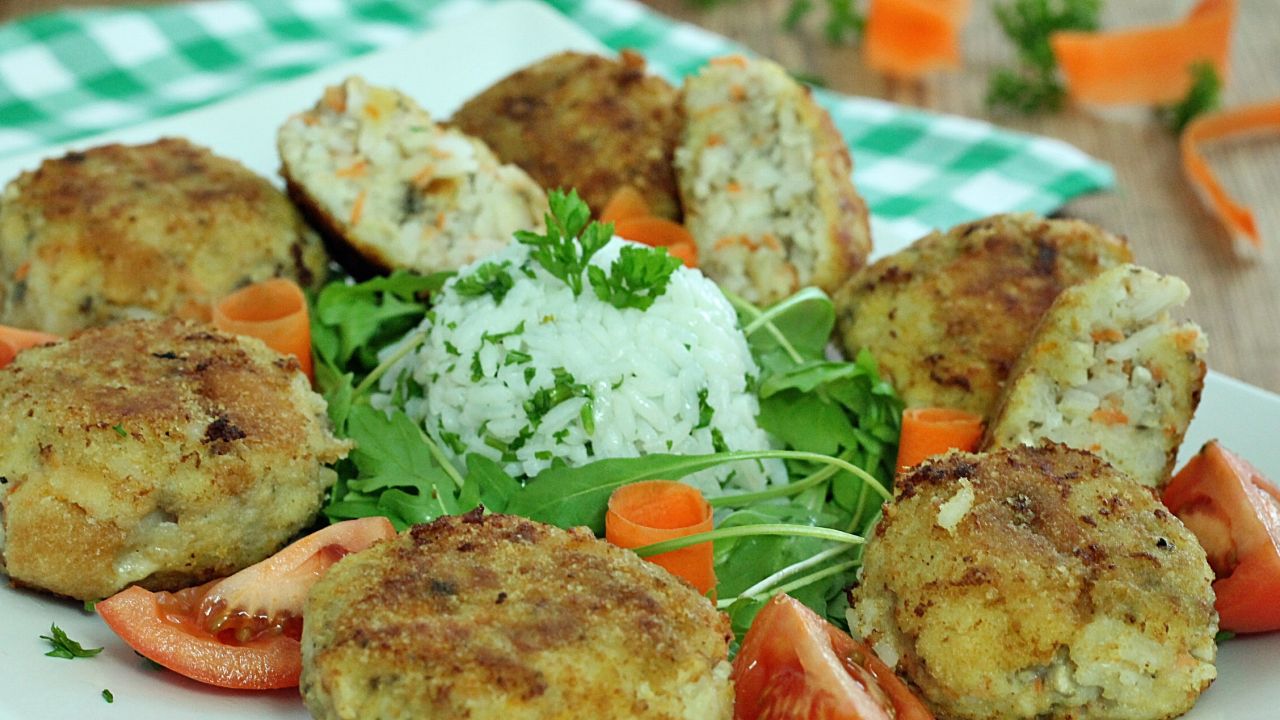 Przepis - Mielone z dorszem z ryżem i pieczarkami przepis - Gotujmy.pl