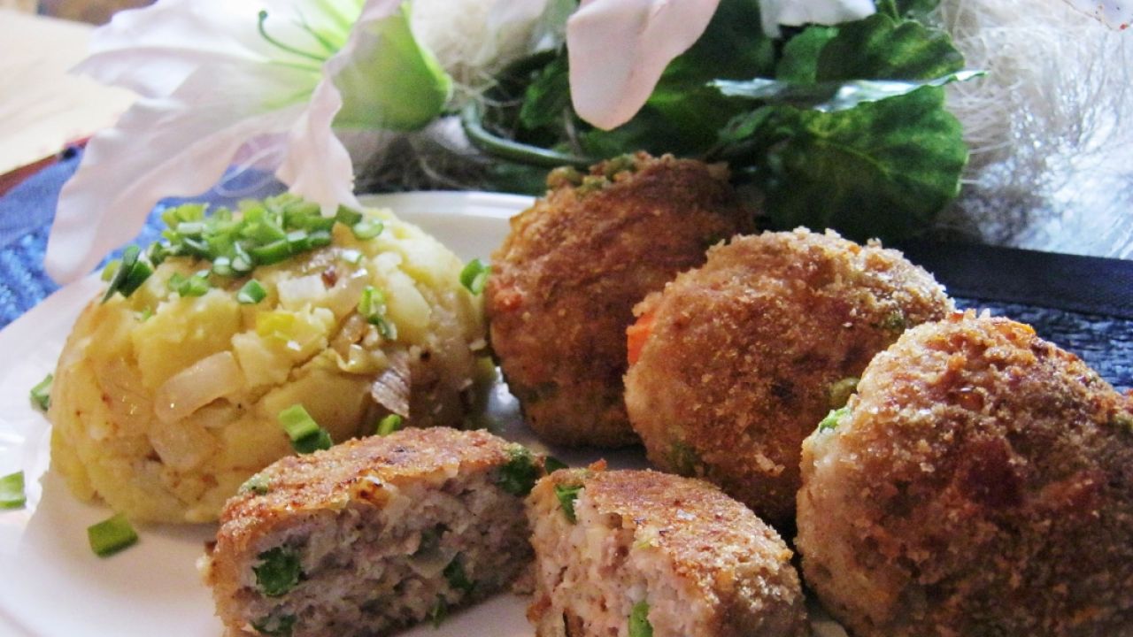 Przepis - Mielone z ryżem, marchewką i groszkiem przepis - Gotujmy.pl