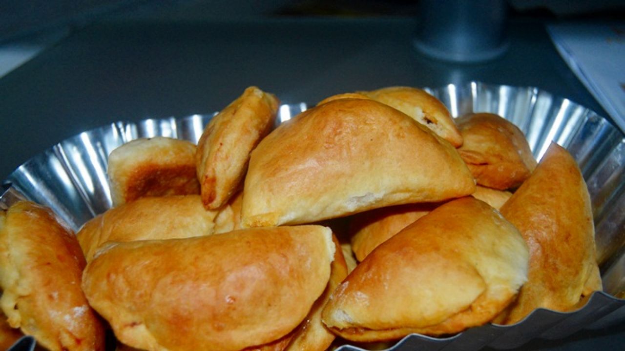 Przepis - Mini calzone pierożki przepis - Gotujmy.pl