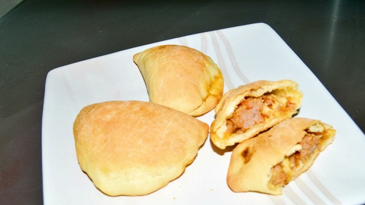Przepis - Mini calzone z mięsem indyczym i jaglanką przepis - Gotujmy.pl